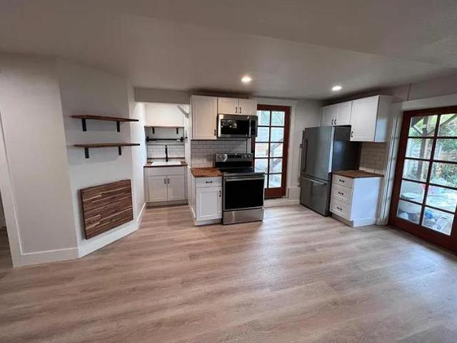 1 Br, 1 bath, Apartment 838 Grand Ave