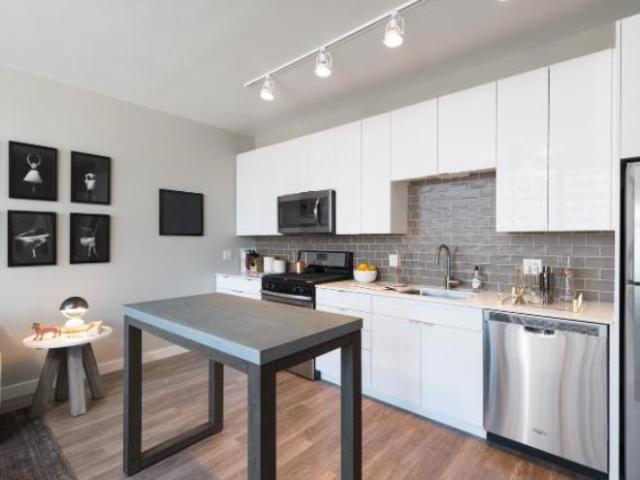 1 Br, 1 bath, Apartment 833 N Clark St
