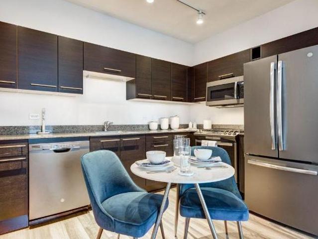 1 Br, 1 bath, Apartment 840 W Blackhawk St