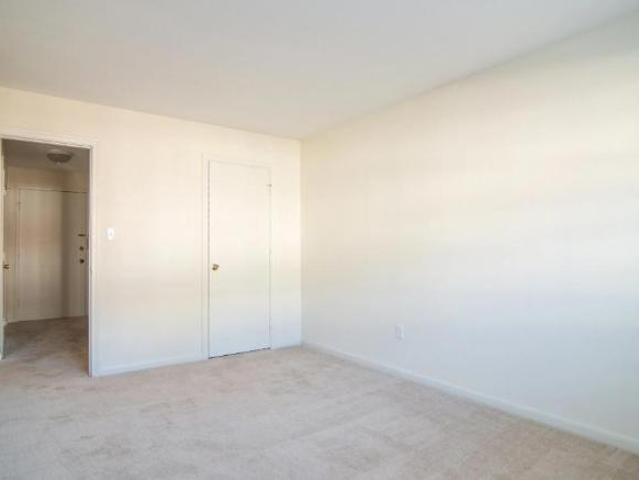 1 Br, 1 bath, Apartment 859 Lakeview Avenue