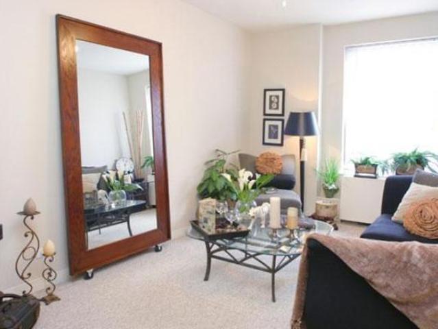 1 Br, 1 bath, Apartment 869 W Buena Ave