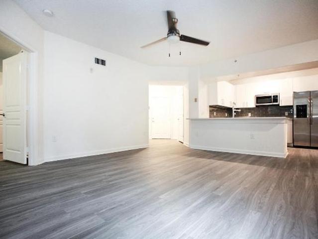 1 Br, 1 bath, Apartment 863 University Boulevard