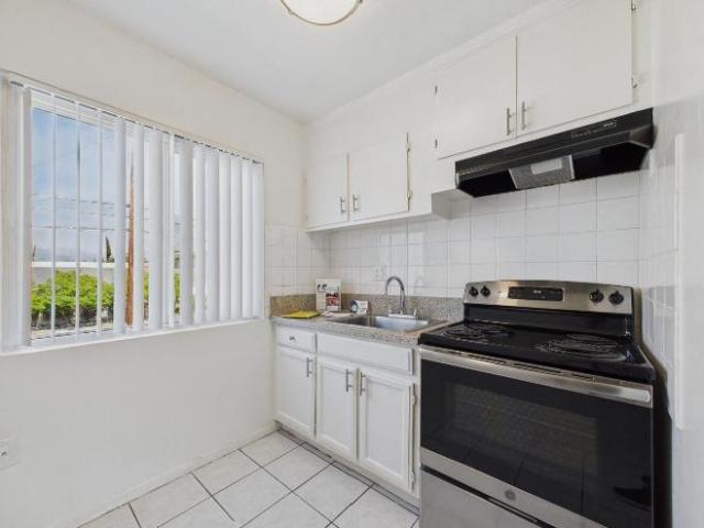 1 Br, 1 bath, Apartment 8811 & 8825 Woodman Ave