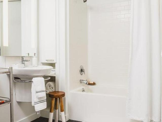 1 Br, 1 bath, Apartment 900 N Broadway