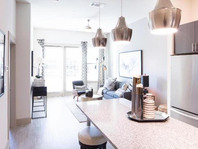 1 Br, 1 bath, Apartment 901 N Zang Blvd
