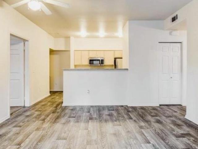 1 Br, 1 bath, Apartment 923 W University Ave