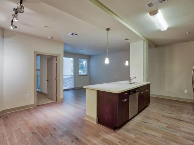 1 Br, 1 bath, Apartment 939 S Hill Street
