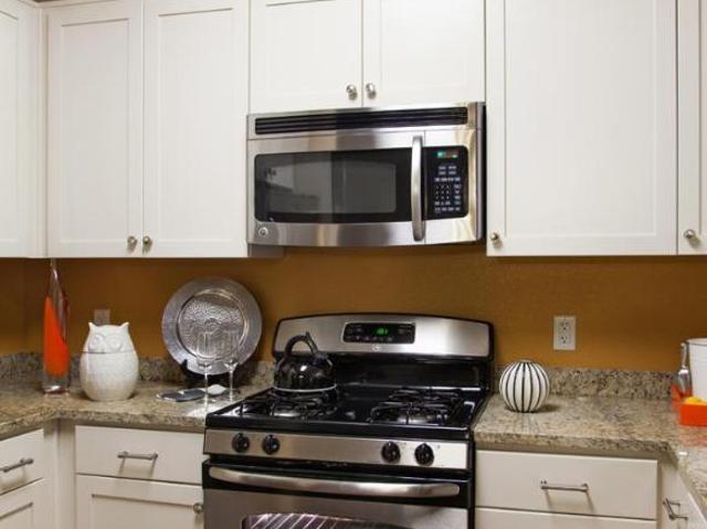 1 Br, 1 bath, Apartment 9400 Corbin Ave