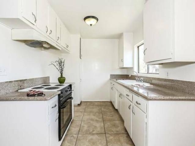 1 Br, 1 bath, Condo 400 E Live Oak St