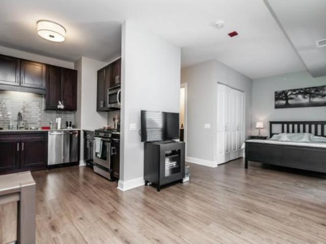1 Br, 1 bath, Condo 407 N Clark St