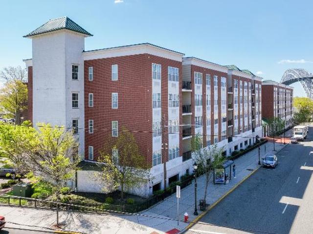 1 Br, 1 bath, Condo 42 John F Kennedy Blvd