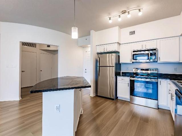 1 Br, 1 bath, Condo 440 Ne 4th Ave