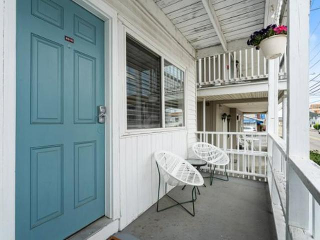 1 Br, 1 bath, Condo 46 E Grand Ave