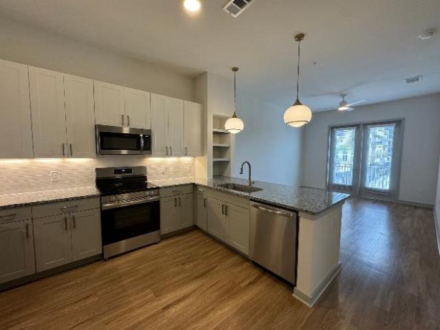 1 Br, 1 bath, Condo 4700 Lakeside Holw St