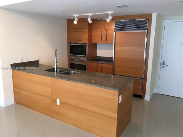 1 Br, 1 bath, Condo 475 Brickell Ave