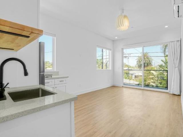 1 Br, 1 bath, Condo 4800 S Slauson