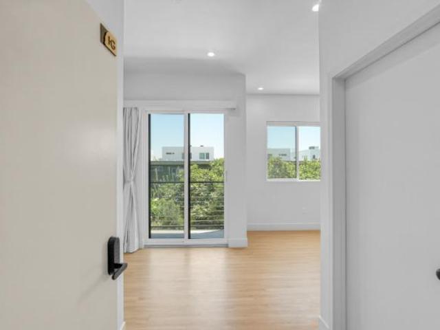 1 Br, 1 bath, Condo 4800 4802 S Slauson