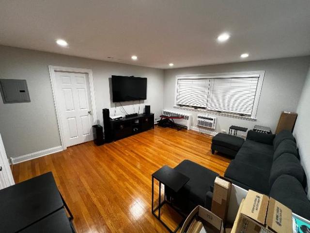 1 Br, 1 bath, Condo 4891 N Ashland Ave