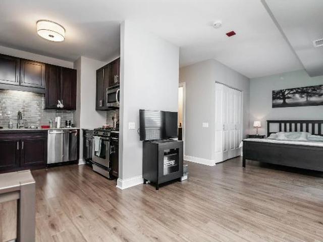 1 Br, 1 bath, Condo 53 W Hubbard St