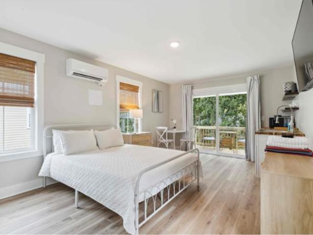 1 Br, 1 bath, Condo 5069 Peachtree Ave