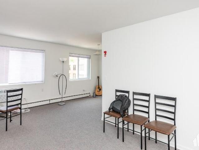 1 Br, 1 bath, Condo 520 West Aldine Avenue