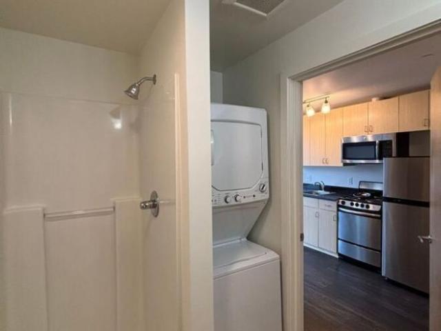 1 Br, 1 bath, Condo 5216 Brooklyn Ave NE