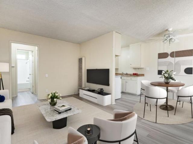 1 Br, 1 bath, Condo 530 N Wilson Ave