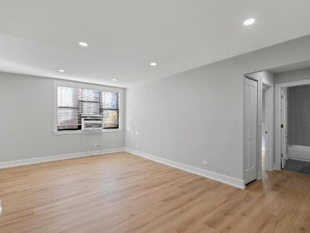 1 Br, 1 bath, Condo 530 W Aldine Ave