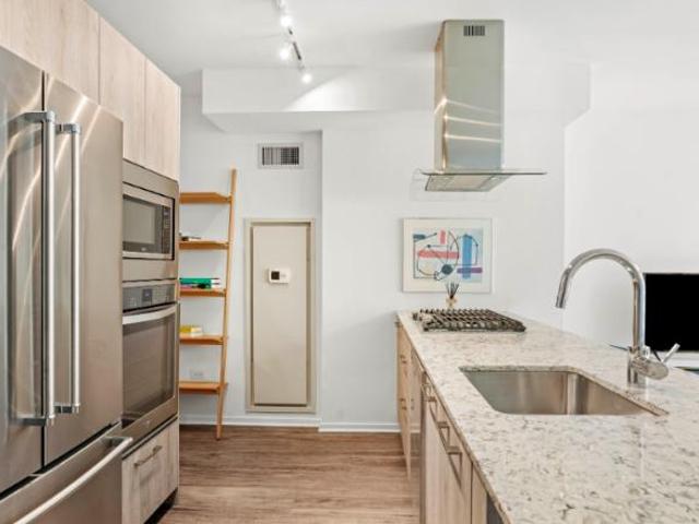 1 Br, 1 bath, Condo 533 N Saint Clair St