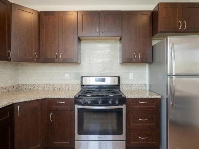 1 Br, 1 bath, Condo 533 W Wrightwood