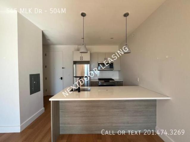 1 Br, 1 bath, Condo 545 Mlk Dr