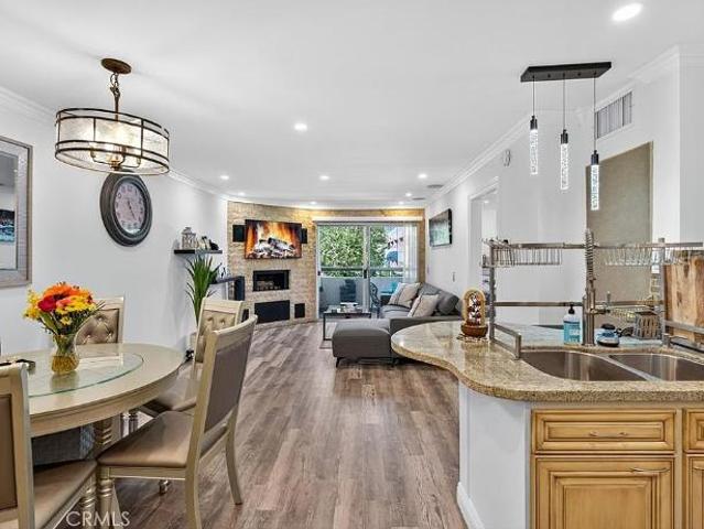 1 Br, 1 bath, Condo 5550 Owensmouth Ave