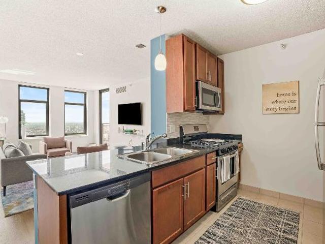 1 Br, 1 bath, Condo 573 W Kinzie St