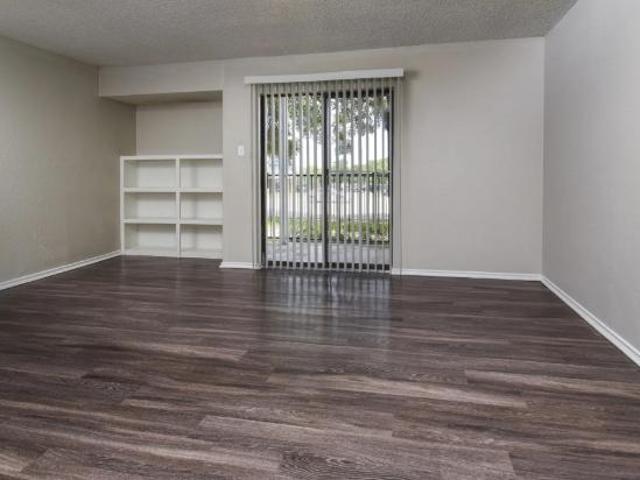 1 Br, 1 bath, Condo 600 Barwood Park