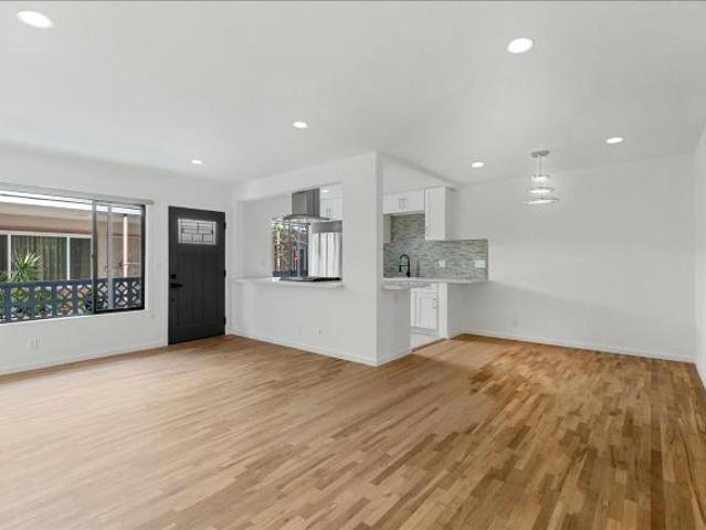 1 Br, 1 bath, Condo 652 N Hayworth Ave