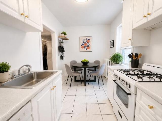 1 Br, 1 bath, Condo 652 West Oakdale