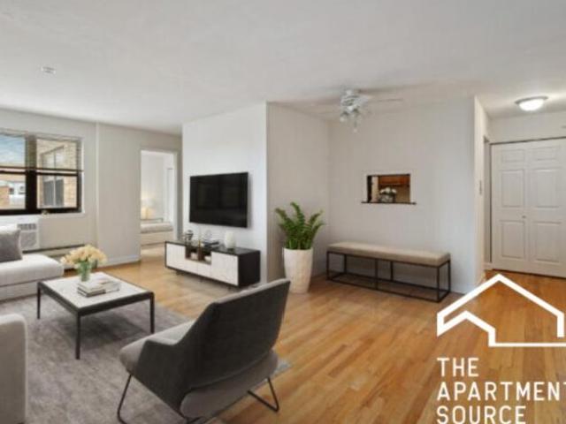 1 Br, 1 bath, Condo 660 West Wrightwood Ave