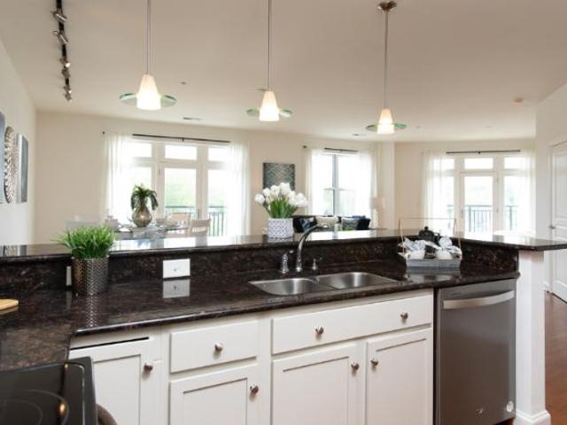1 Br, 1 bath, Condo 670 Town Center Dr