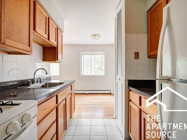 1 Br, 1 bath, Condo 6825 North Sheridan Rd