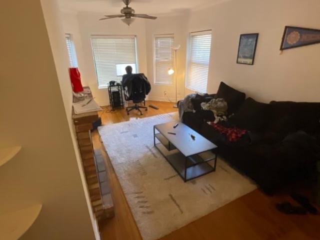 1 Br, 1 bath, Condo 685 5 W Wrightwood Avenue