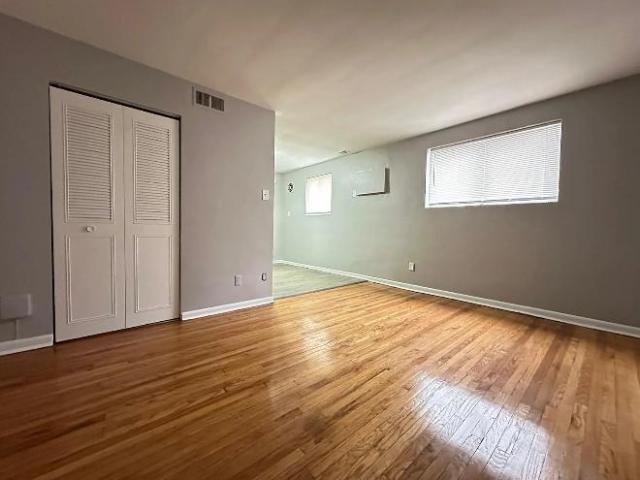1 Br, 1 bath, Condo 7100 Oxford Ave