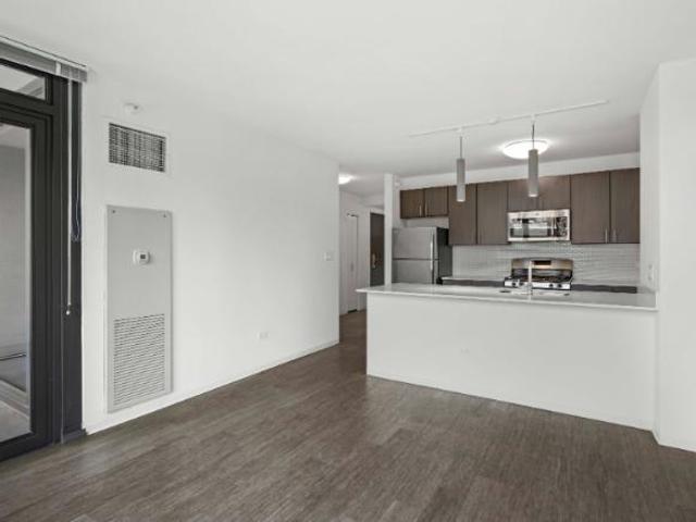 1 Br, 1 bath, Condo 713 N Wells St