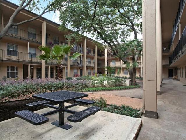 1 Br, 1 bath, Condo 7201 Hart Ln