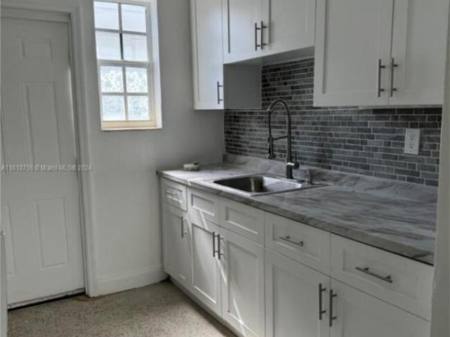 1 Br, 1 bath, Condo 735 83 St
