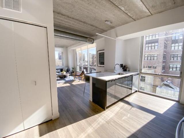 1 Br, 1 bath, Condo 736 W Sheridan Rd