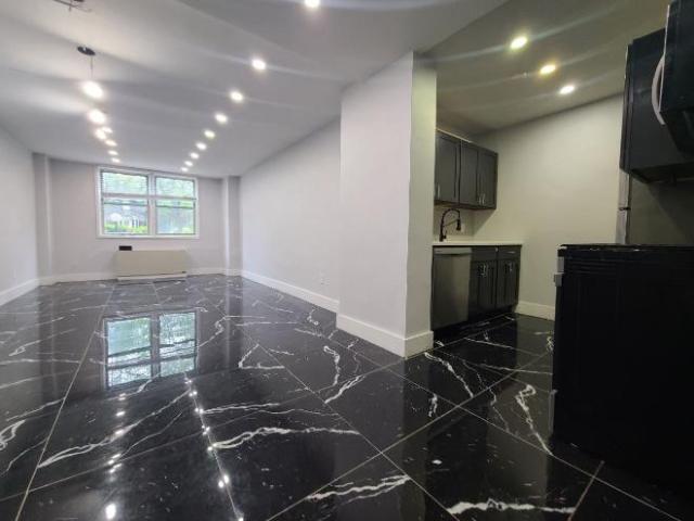 1 Br, 1 bath, Condo 750 N Broad St