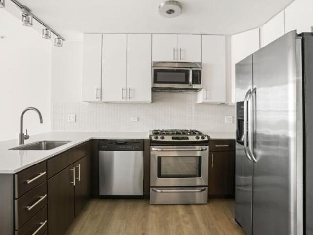 1 Br, 1 bath, Condo 760 W Adams