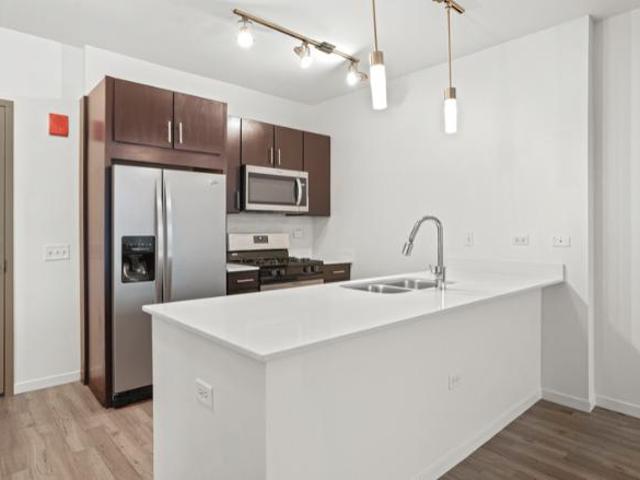 1 Br, 1 bath, Condo 801 W Bradley Pl