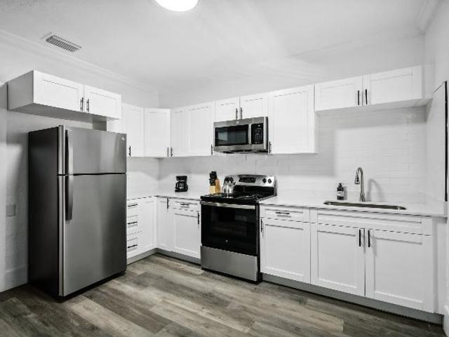 1 Br, 1 bath, Condo 806 E Chelsea St