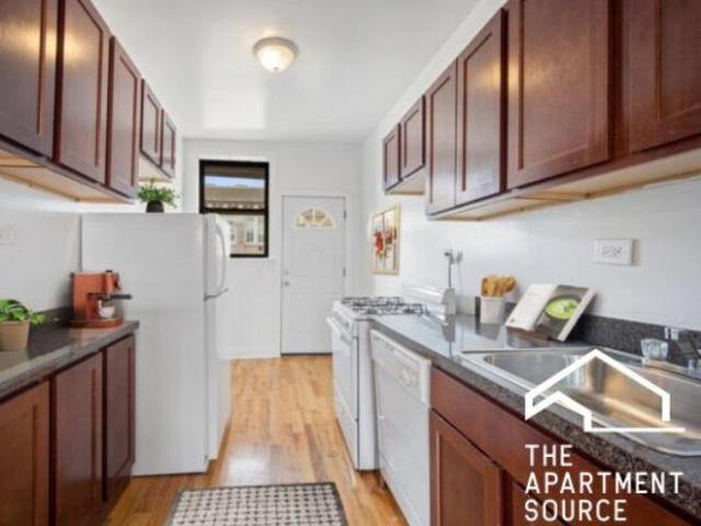 1 Br, 1 bath, Condo 831 West Waveland Ave
